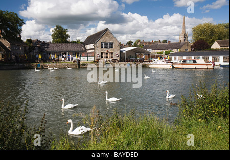 The Cotswolds. Swans on The River Thames at Lechlade and boats moored ...