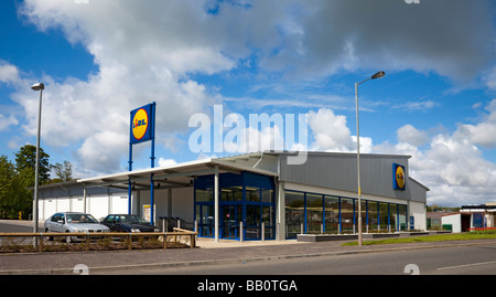 car park and exterior of a lidl supermarket in feltham, middlesex ...