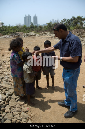 child beggars in Mumbai Stock Photo - Alamy