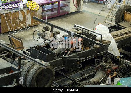 A Tournament of Roses Parade float under construction at the Rosemont ...