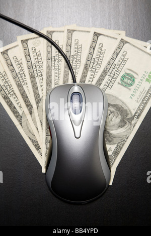 Computer mouse and $100 dollar bills Stock Photo - Alamy