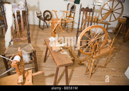 Weaver's workshop at Colonial Williamsburg, Virginia Stock Photo - Alamy