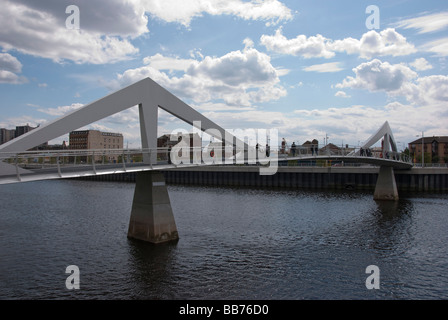 Glasgow's Tradeston-Broomielaw Bridge pedestrian bridge at night Stock ...