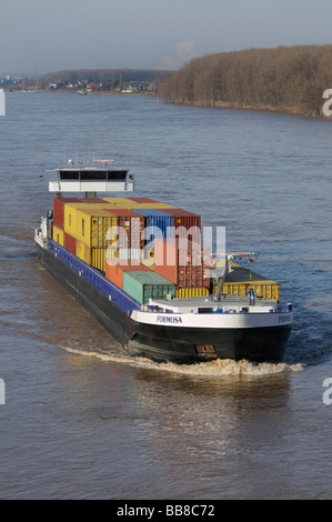 Frachtschiffe auf dem Rhein bei Duisburg, NRW, Deutschland ...