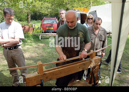 A master bowman demonstrates his craft Stock Photo - Alamy