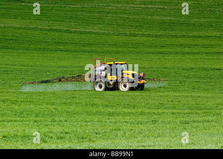 A JCB Fastrac Tractor and Knight Sprayer, Spraying Weedkiller on Spring ...