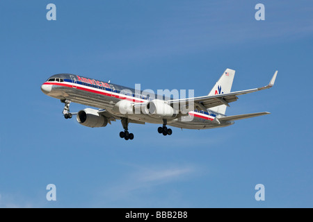 Boeing 757 Cockpit and flight crew at night Stock Photo - Alamy