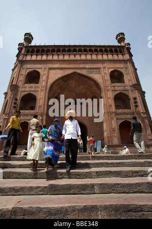 Indian people visiting Indian Gate, New Delhi, India Stock Photo - Alamy
