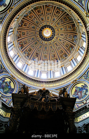 Bernini's baldachin and dome of St Peter's Basilica. Vatican City Stock Photo: 86067309 - Alamy