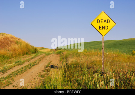 Dead end dirt road with sign near Interstate 40 (I-40) US highway in ...