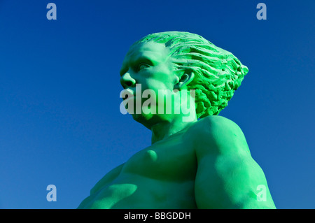 Skulptur Reisende Riesen im Wind auf dem Bahnhofsvorplatz von ...