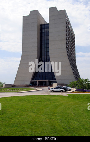 Wilson Hall at the Fermi National Accelerator Laboratory (Fermilab ...