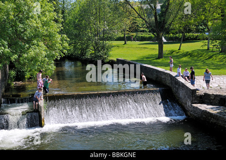 Children playing in the River Walkham weir at Horrabridge village Devon ...