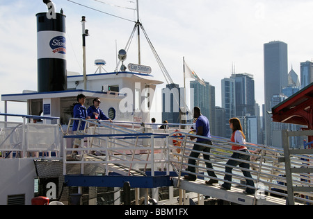 Passengers boarding the Shoreline sightseeing tourboat Cap Streeter on ...