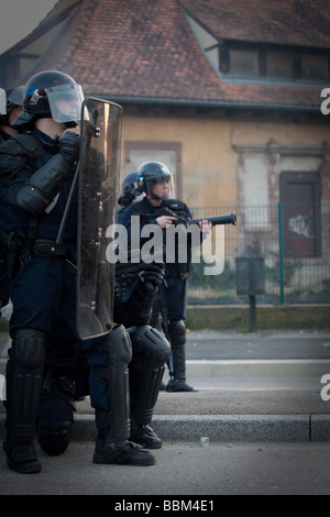Riots between autonomists and the police two days before the NATO ...