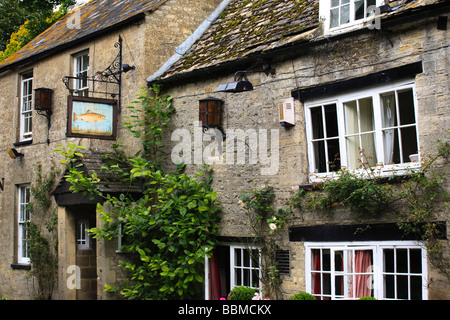 The Trout Inn on the River Thames at St John's Bridge, Lechlade Stock ...