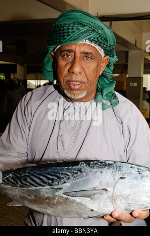 Oman, Muscat. Omani men selling fresh fish at Mutra Fish Market Stock ...