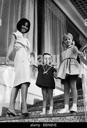 Lehner, Helga * 5.1.1944, German actress, half length, at a restaurant ...