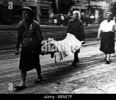 World War 2, Soviet female medic in battle. Soviet soldiers fighting up ...