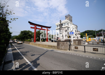 Ni-no-Torii (second torii gate) and Torimon (tower gate) of Fushimi ...