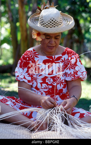 making a chapeaux niau rurutu tahiti Stock Photo - Alamy