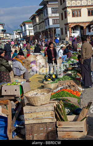Market traders and shoppers at Paro vegetables and fruit market, Bhutan ...