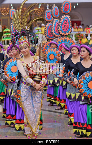 woman with sinulog costume in the sinulog parade Stock Photo - Alamy