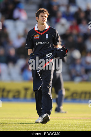 James Anderson bowling for England Stock Photo - Alamy