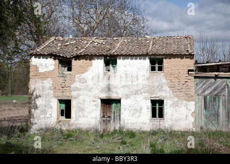 Derelict rundown abandoned farmhouse Stock Photo - Alamy