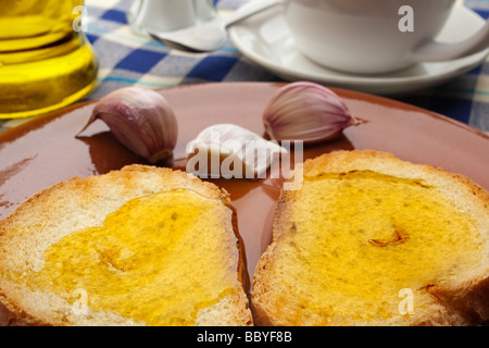 Desayuno Tostadas de Pan con Aceite de Oliva Virgen Extra y Ajos ...