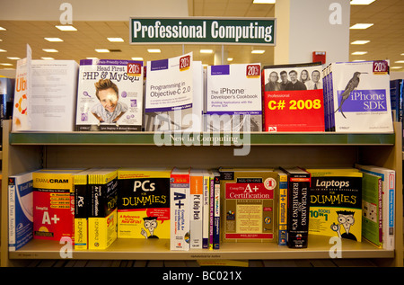 computer books on shelves, Barnes and Noble, USA Stock Photo - Alamy