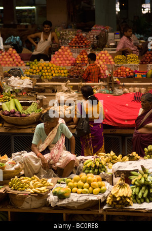 INDIA, Goa, Panaji: Street Market Shoppers (NR Stock Photo - Alamy