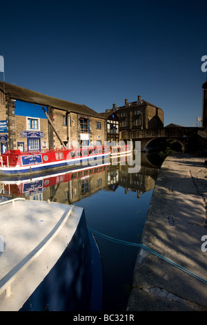 LEEDS LIVERPOOL CANAL BARGES SKIPTON SUMMER NORTH YORKSHIRE Stock Photo ...
