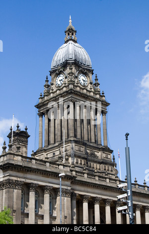 Leeds Old & new buildings. The Town Hall & Yorkshire's tallest building ...
