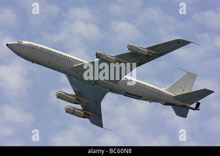 An Israeli Air Force Boeing 707 tanker trails its hose line after in ...