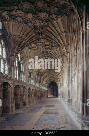 South Cloisters of gloucester cathedral with fan-vaulted roof Stock ...