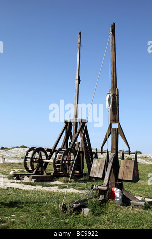 medieval catapult Les Baux en Provence Stock Photo - Alamy
