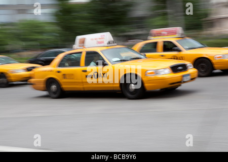 new york yellow cabs in bad weather Stock Photo - Alamy