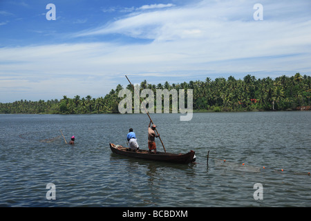 Ponnumthuruthu Island Temple in Kerala,India. Shiva temple in Golden ...
