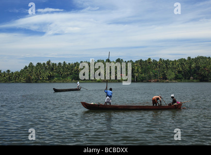 Ponnumthuruthu Island Temple in Kerala,India. Shiva temple in Golden ...