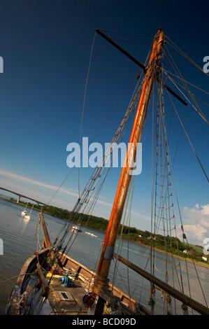 Fishing and sailing boats and the MS Oldenburg on the river Torridge ...