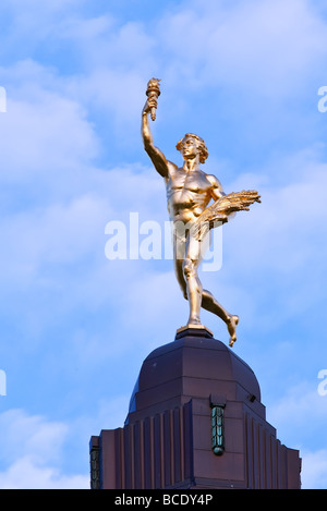 Manitoba Legislative Building And The Golden Boy Statue; Winnipeg ...