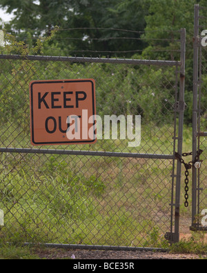 Padlock on chain link fencing Stock Photo - Alamy