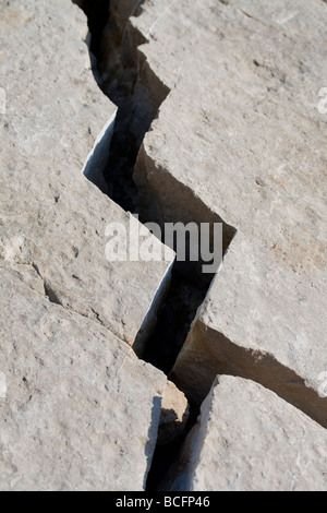 Fissure in limestone Stock Photo - Alamy