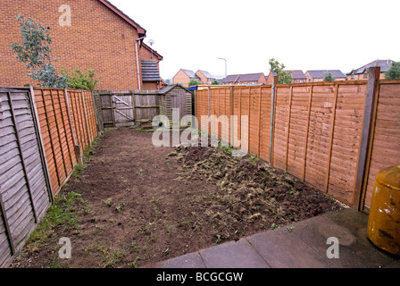 an uncultivated back garden ready for landscaping and lawn laying Stock ...