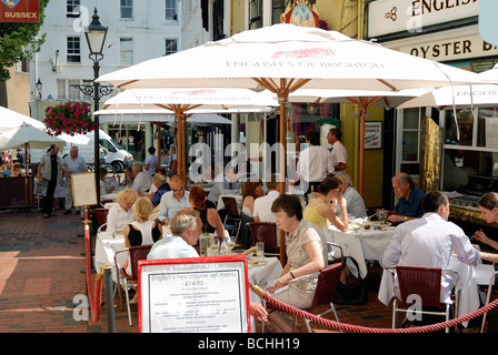 Diners sitting outside a restaurant Stock Photo - Alamy