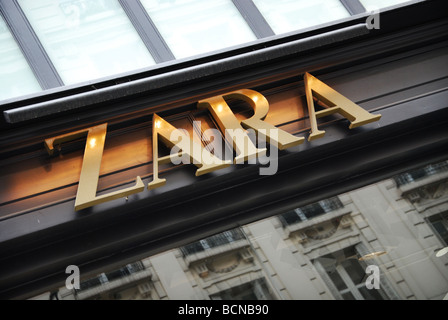 Zara boutique Paris France Stock Photo - Alamy