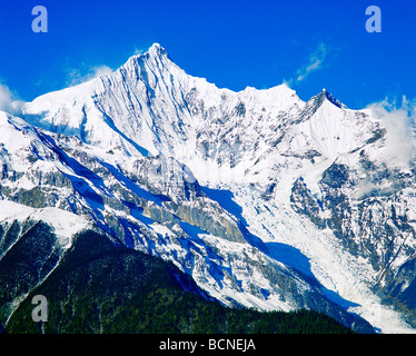 Meili Snow Mountain Range,Mingyong Glacier,Holy Kawagebo Peak worshiped ...