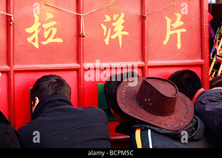 People Watch A Traditional Chinese Peep Show, Old Shanghai, Shanghai ...