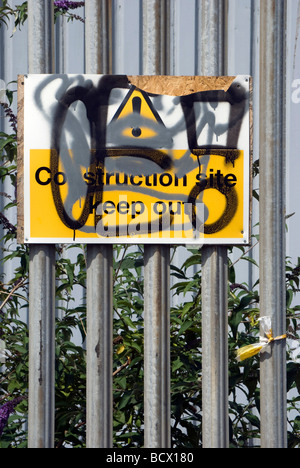 Dereliction in central Edinburgh: grafitti-sprayed abandoned building ...